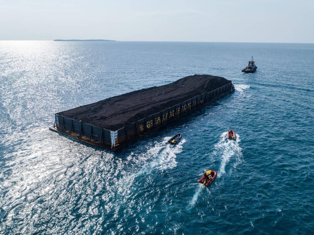Kapal Tongkang Batubara, Daya Tarik Utama Pantai Tanjung